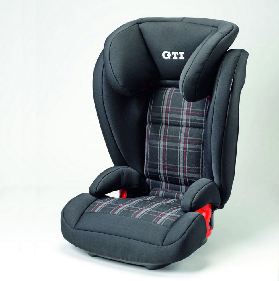 Barnstol för GTI-familjen. Klart lillen ska åka med stil. | Feber / Bil