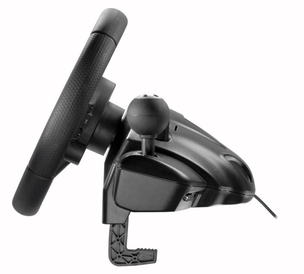Logitech presenterar ratt för Gran Turismo 5. Med både över och ...