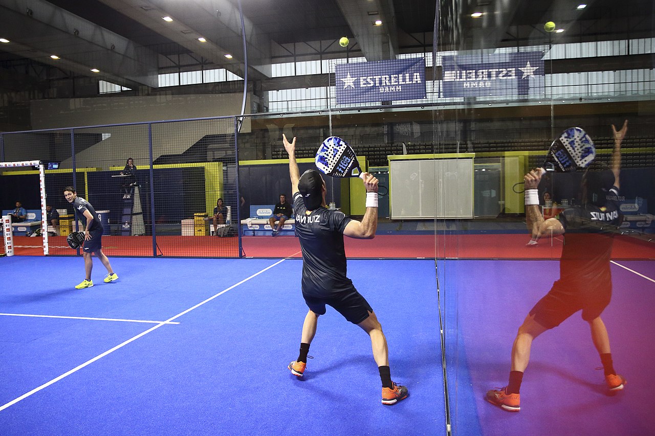Padel Mates hjälper dig att hitta någon att spela padel med. Har hämtat ...