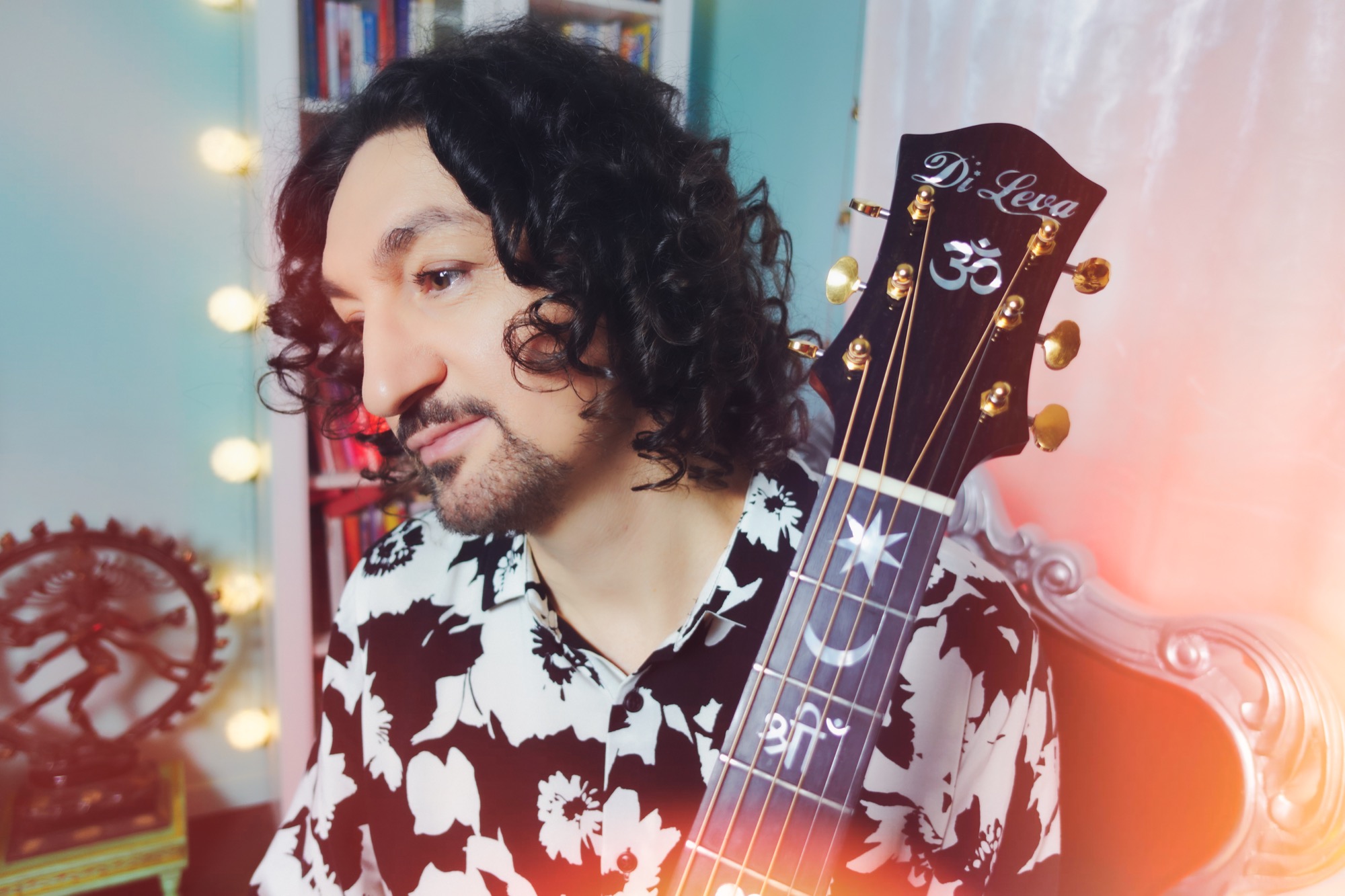 Thomas Di Leva kör konsert ikväll. Hemma i sitt vardagsrum. | Tjock ...