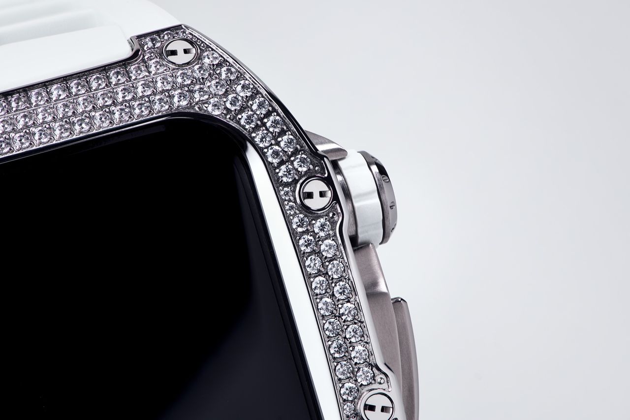 Svenskt dyrt Apple Watch-fodral med diamanter. 443 stycken. | Feber / Pryl