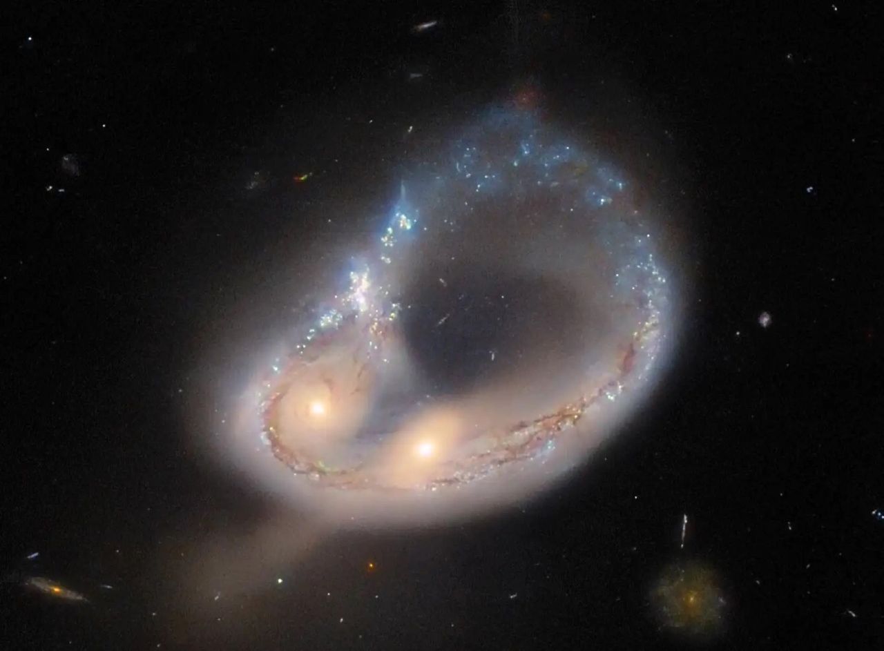 Hubbleteleskopet fångar fin bild på krockande galaxer. Det är inte bara ...