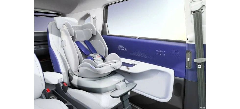 Elbil med extra fokus på barn. Har specialutvecklad barnstol. | Feber / Bil