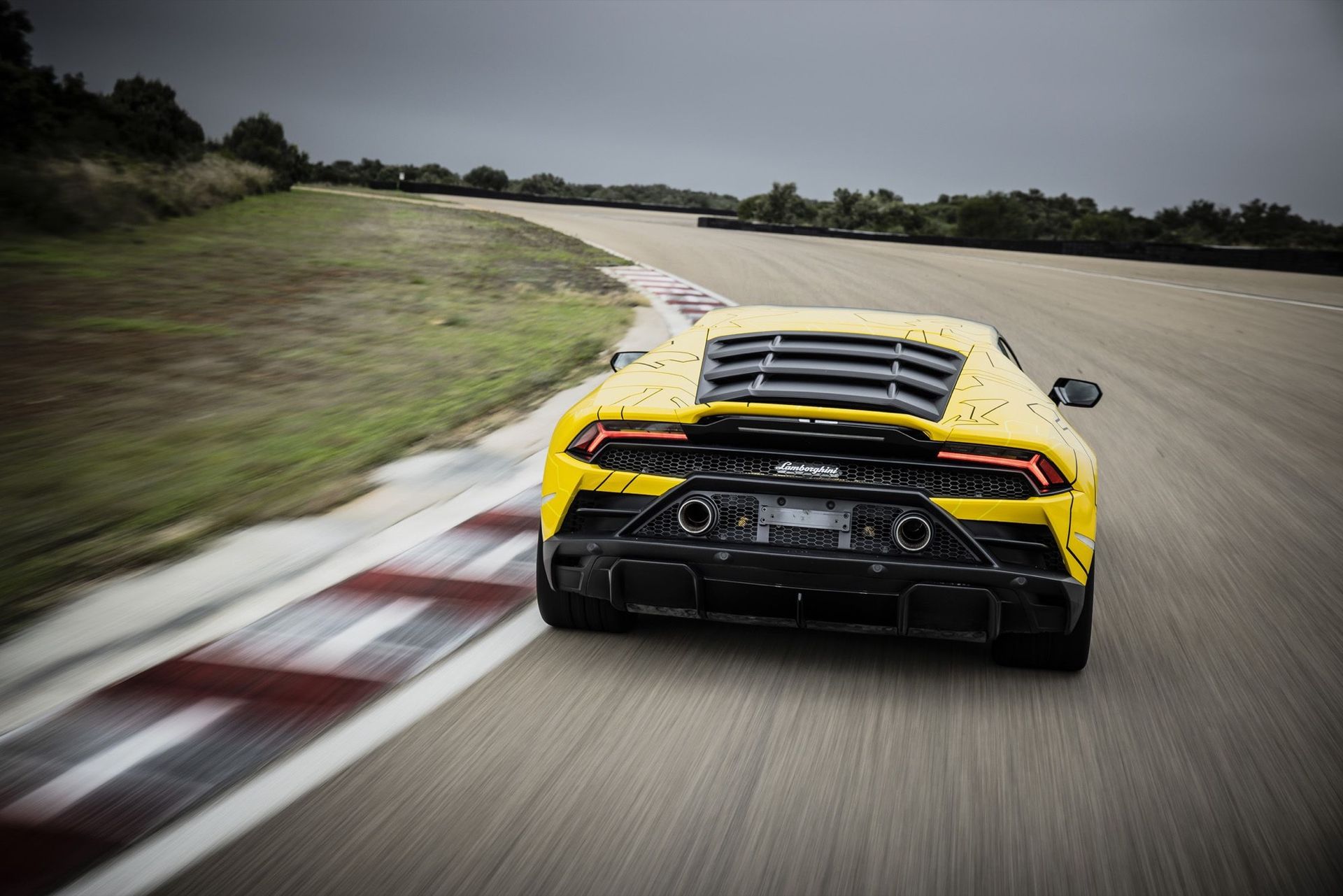 Lamborghini testar aktiv cambervinkel-teknik. För att kapa varvtider ...