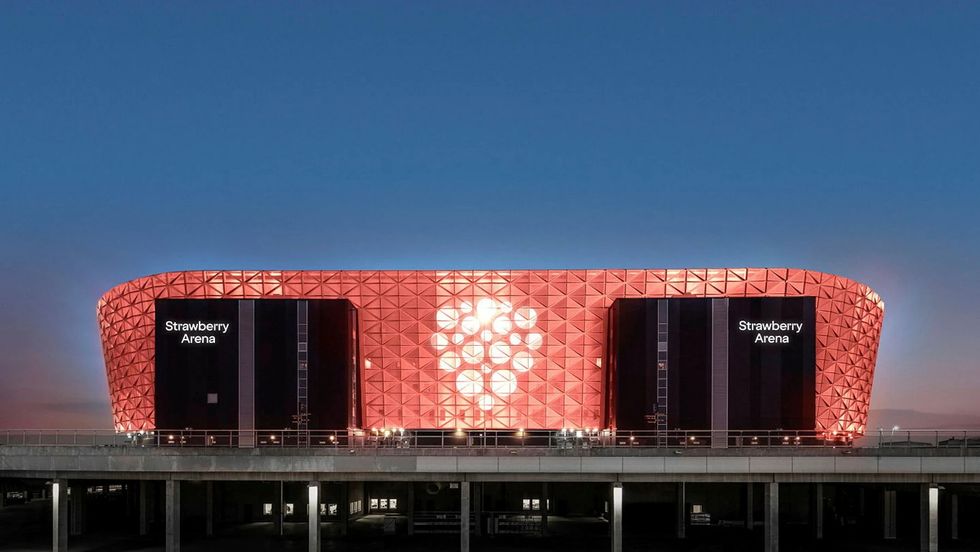 Friends arena blir Strawberry arena. Hoppas de målar den röd nu ...