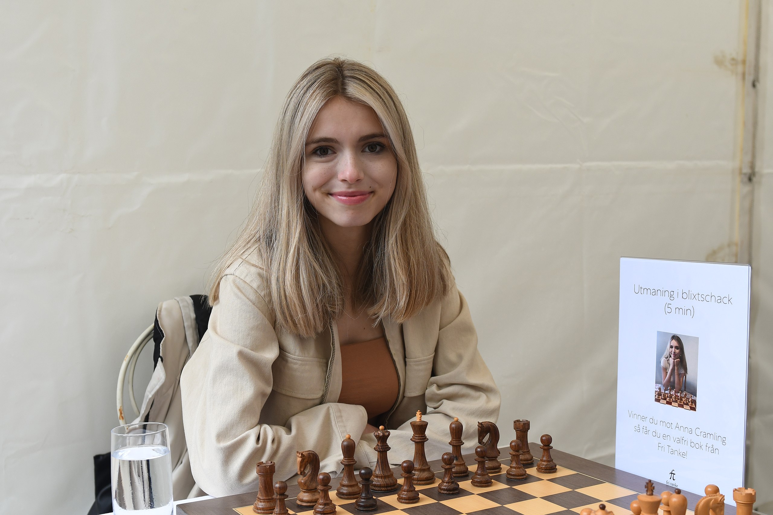Anna Cramling utmanar folk i schack på Dreamhack. Svenska ...