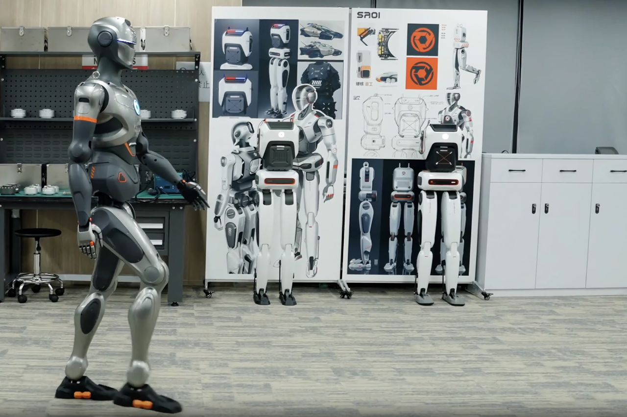 CES 2025: EngineAI visar upp humanoid robot. Går nästan som en människa. | Feber / Pryl