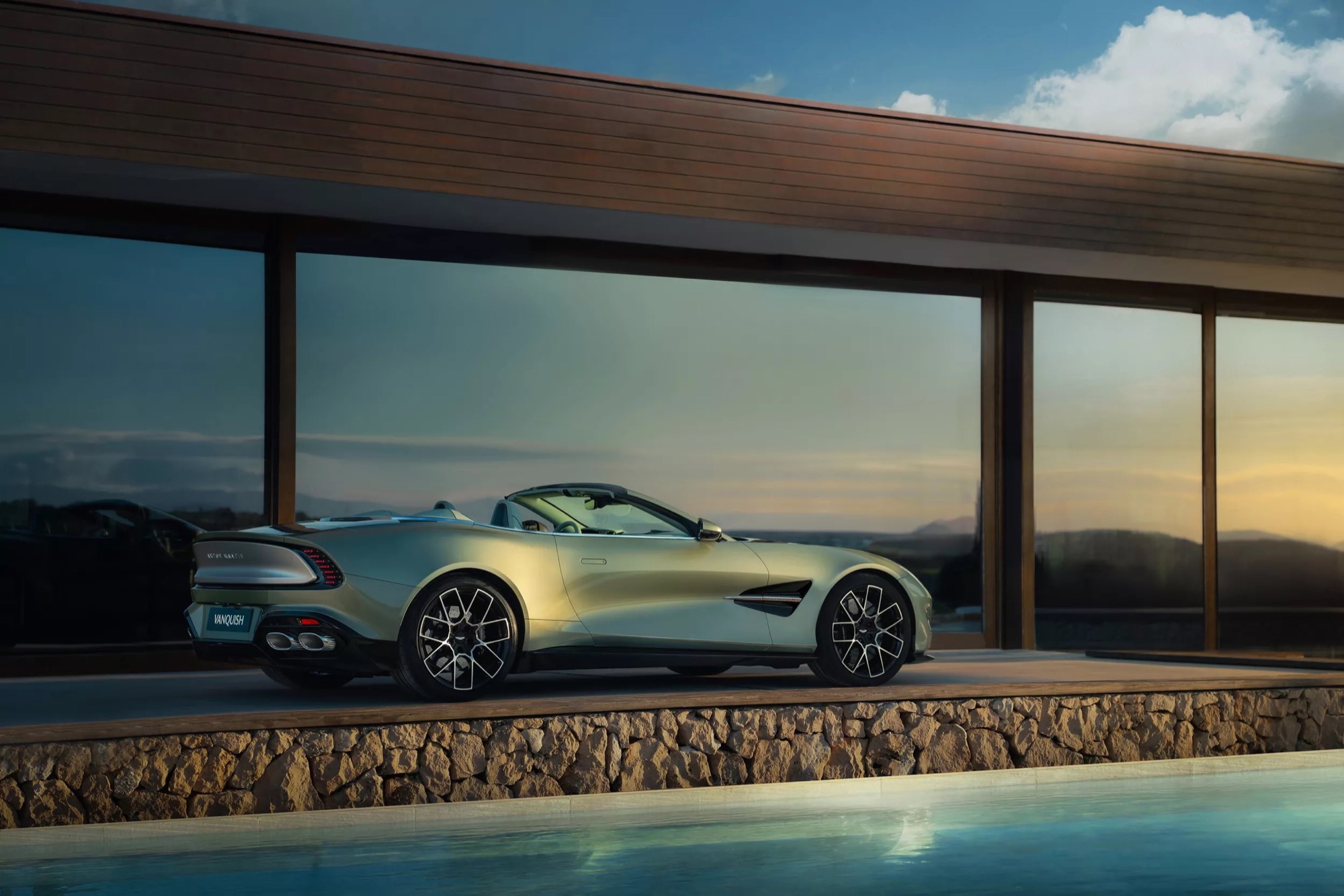 Nya Aston Martin Vanquish nu även i cabbat utförande. Världens ...