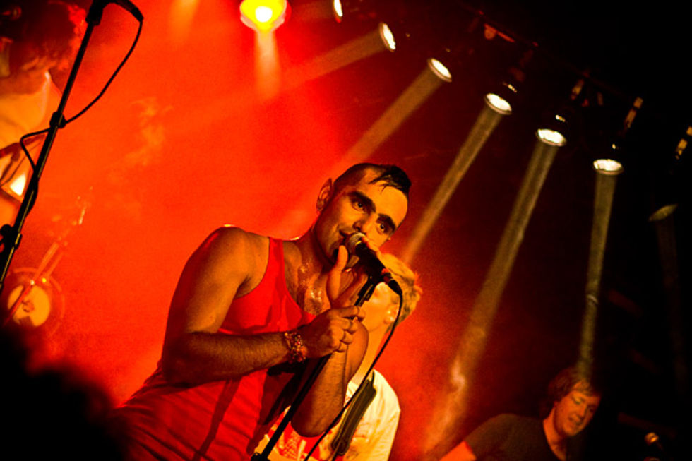 Navid Modiri & Gudarna bjuder upp till dans. . | Feber